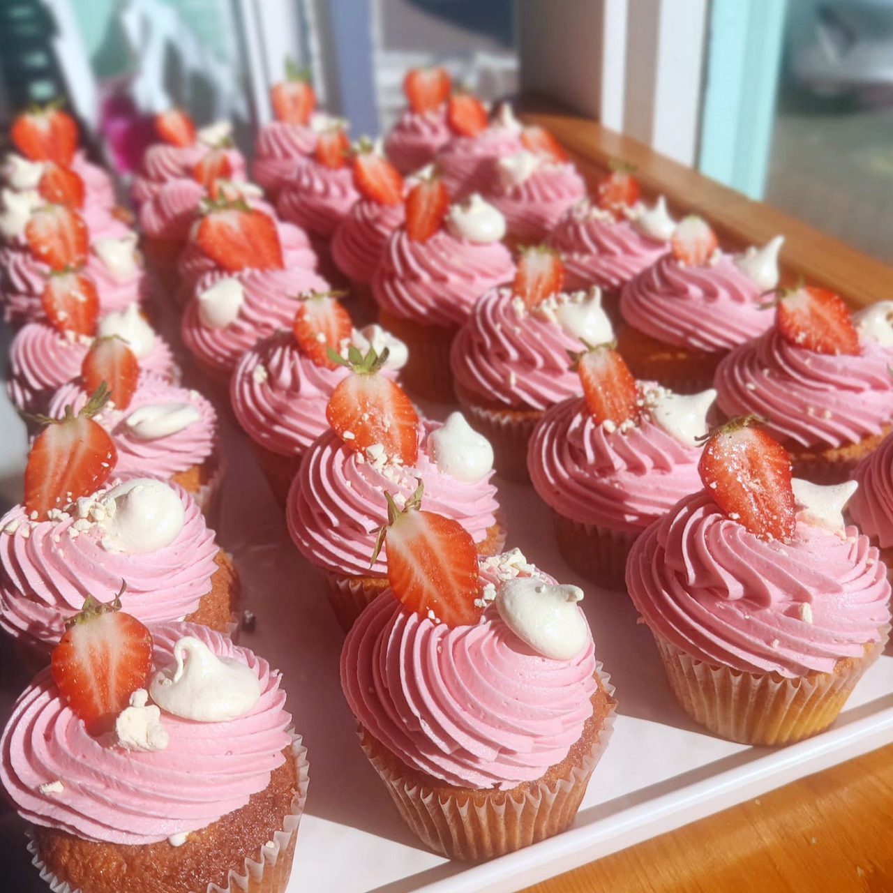Fresh Cake, Cupcake & Brownies Online Bakery Cork | Messybuns